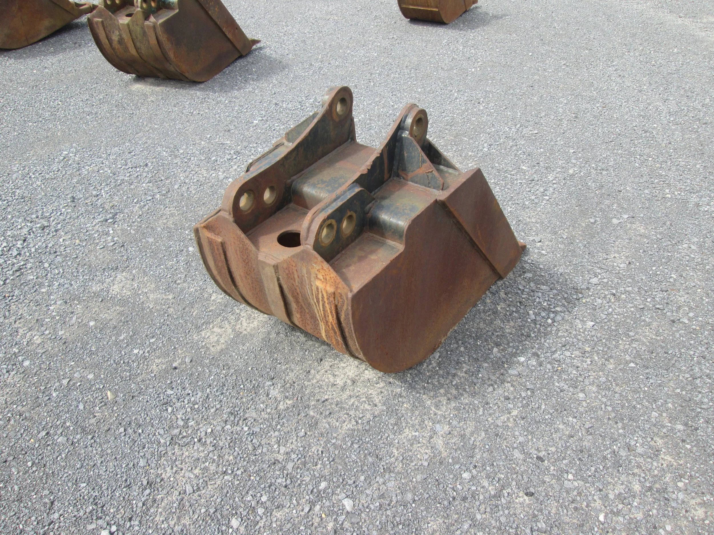 #1104D - 24" USED FORD / NEW HOLLAND TOOTH BUCKET FITS FORD / NEW ...