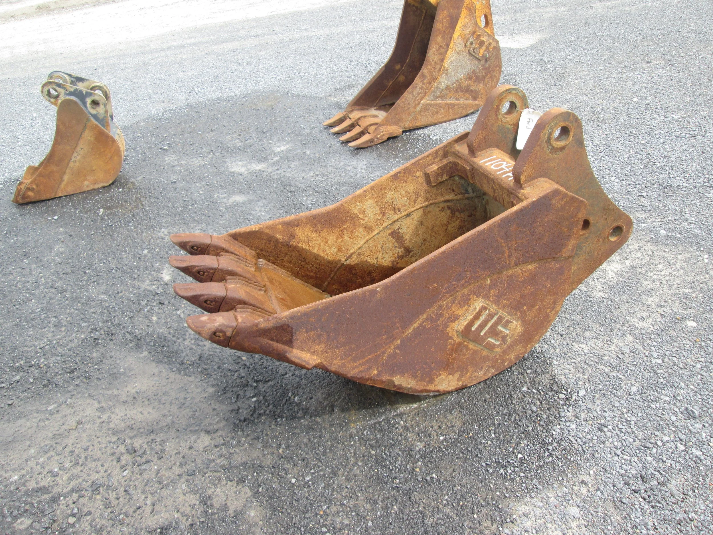 #1104H - 18" USED WB TOOTH BUCKET FITS FORD / NEW HOLLAND 555 BACKHOE ...