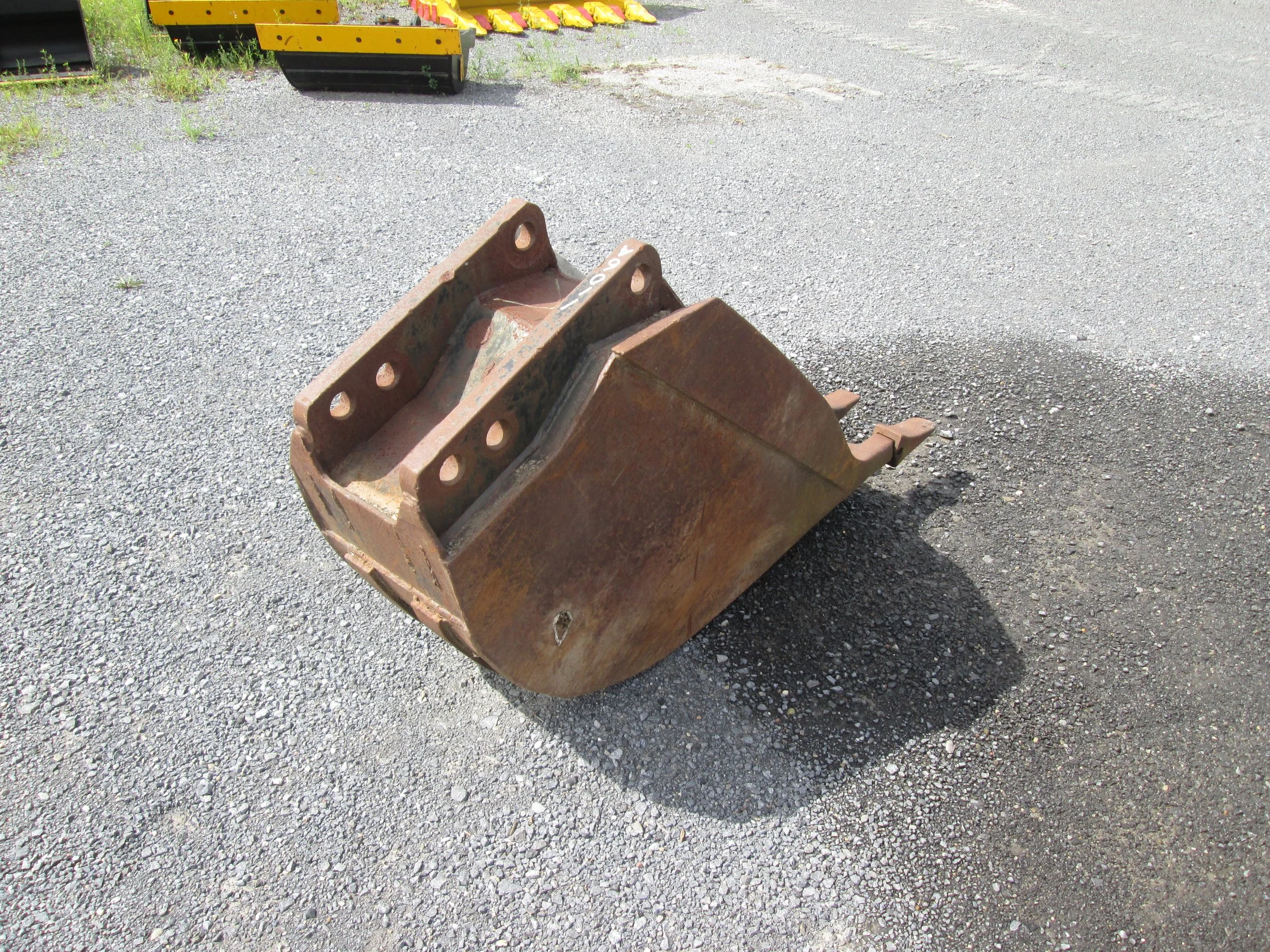 #1106A - 18" USED CE TOOTH BUCKET FITS FORD / NEW HOLLAND 555 BACKHOE ...