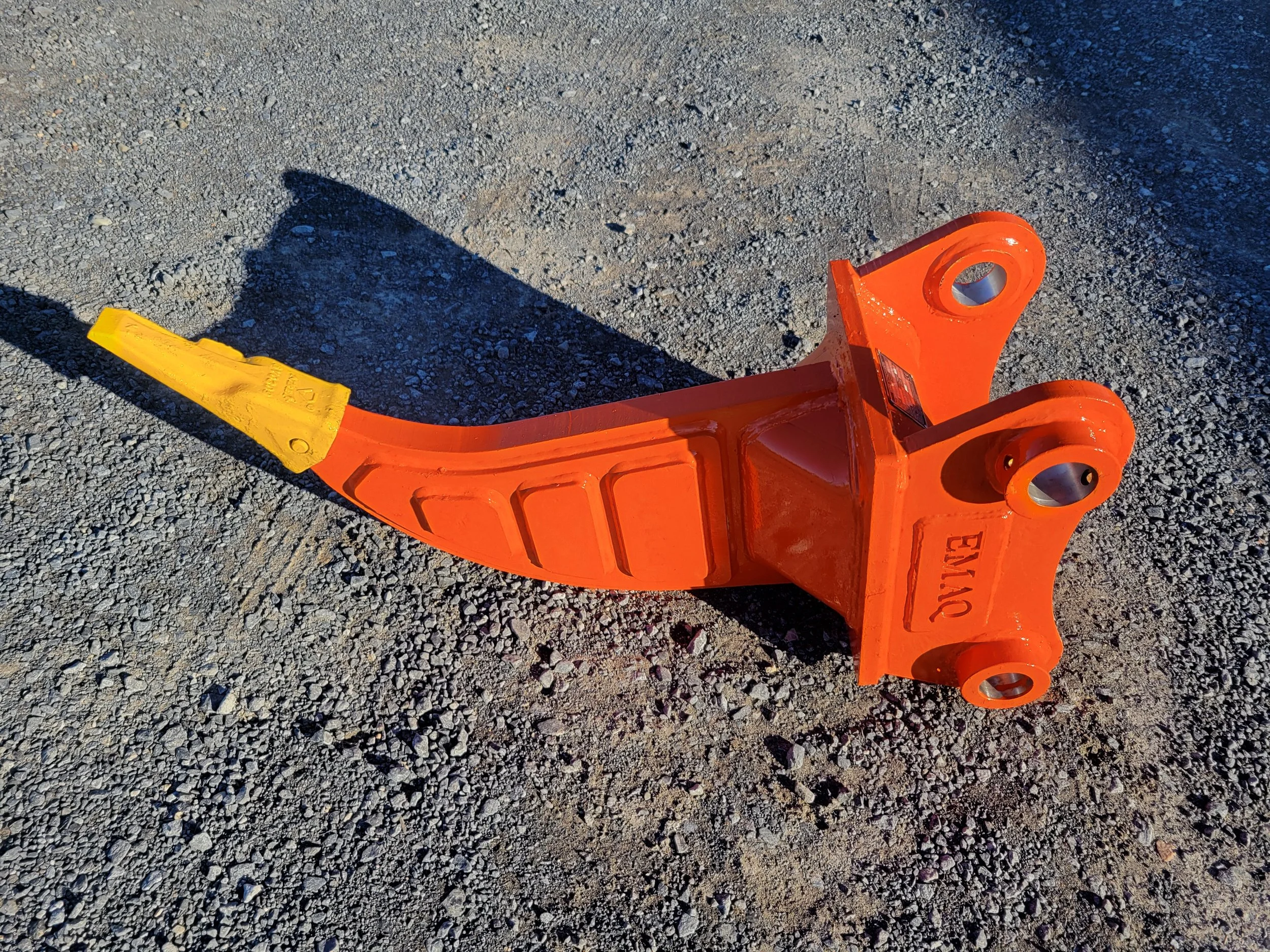 #3698- NEW EMAQ RIPPER FITS- JOHN DEERE 100, 120, 130, 135 HITACHI 100 ...