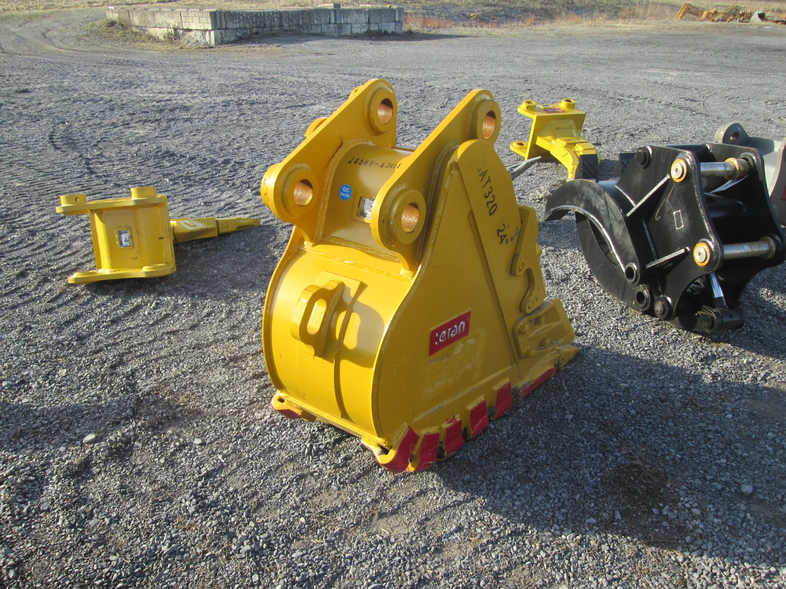 #4789- New 24" TERAN TOOTH BUCKET CAT 320, HITACHI 150, JD 200 ...
