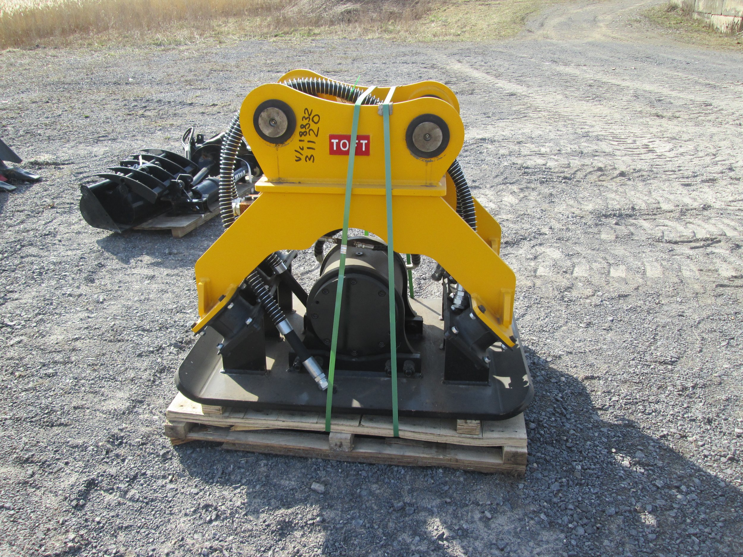#1120 - NEW TOFT HYDRAULIC PLATE COMPACTOR 31.5"x46" TAMPER - CAT 320 - REGULAR PRICE $5,248.95 ...
