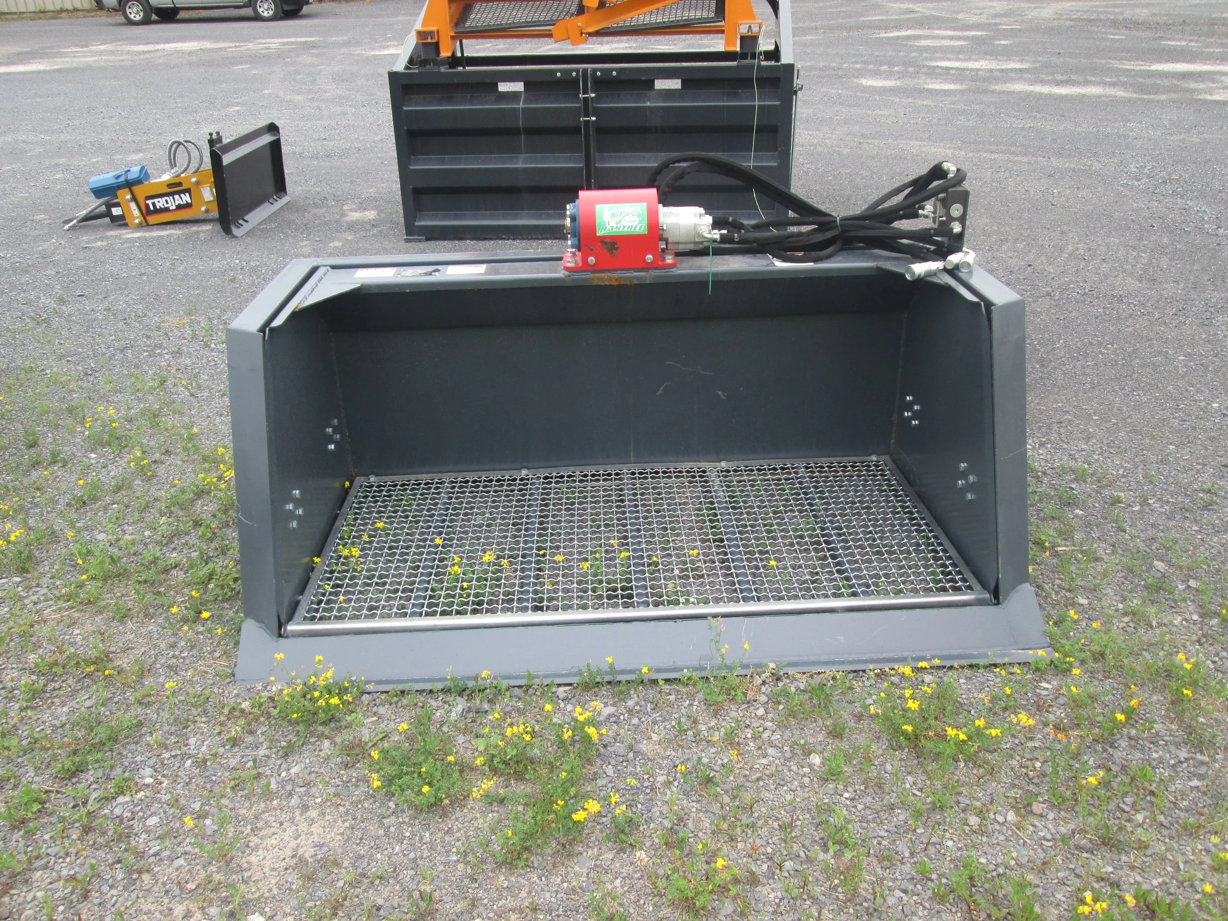 # 0169- 72" NEW RAYTREE HYDRAULIC SHAKER SCREENING BUCKET - REGULAR ...