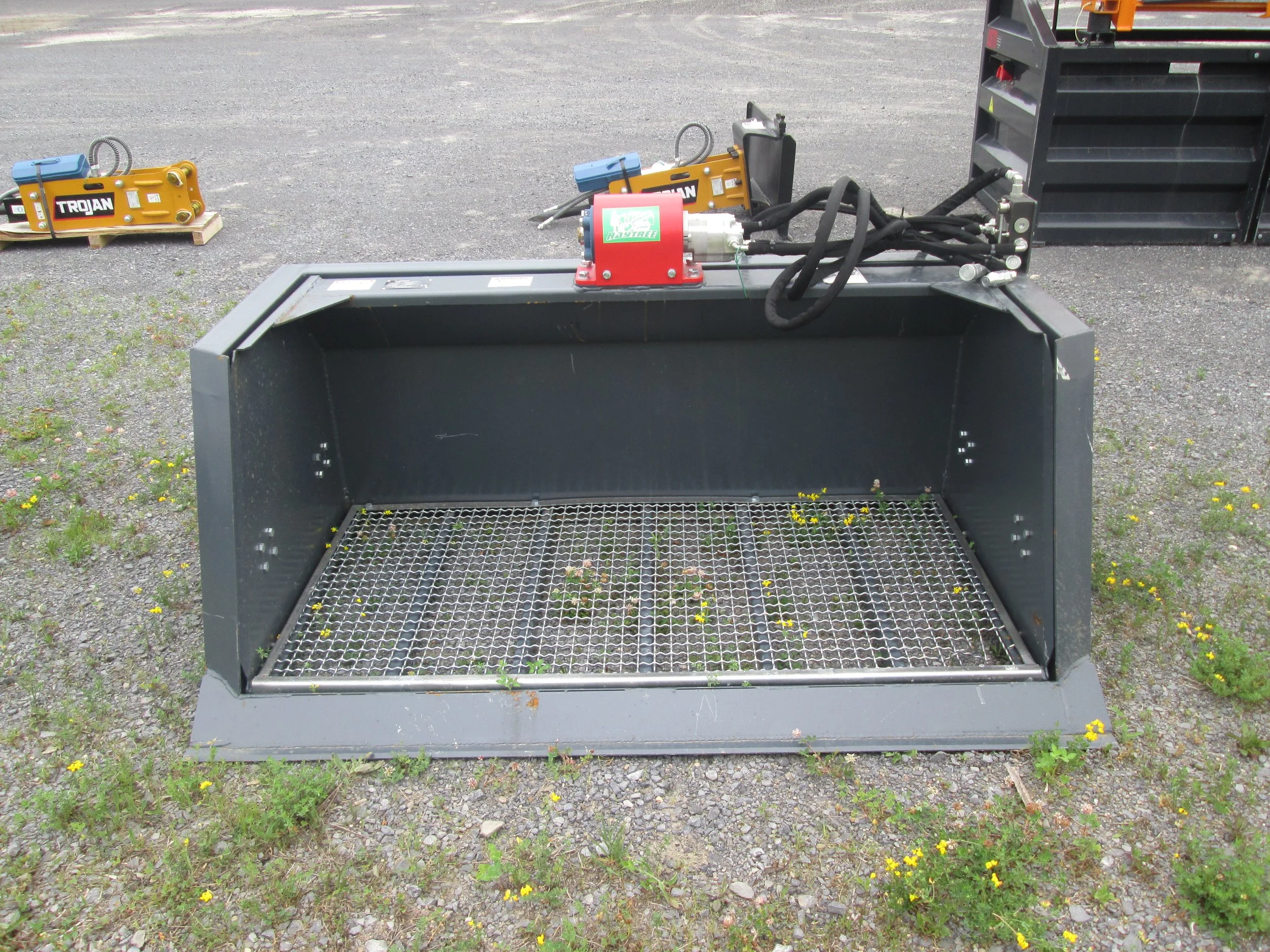 # 0168- 72" NEW RAYTREE HYDRAULIC SHAKER SCREENING BUCKET - REGULAR ...