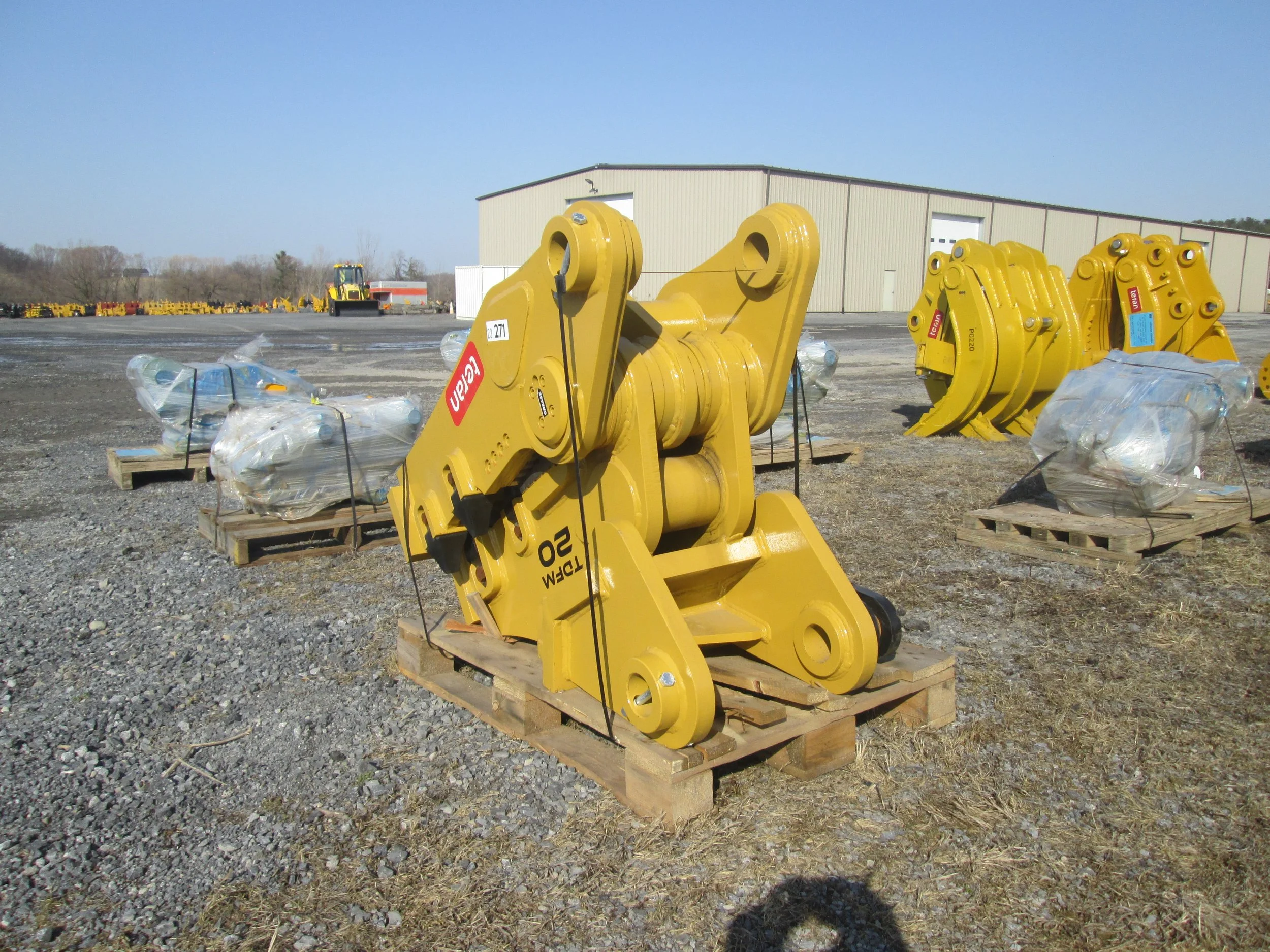 #0987- New TERAN Adjustable 1/2 Stationary Crusher Komatsu PC200, JD200 ...
