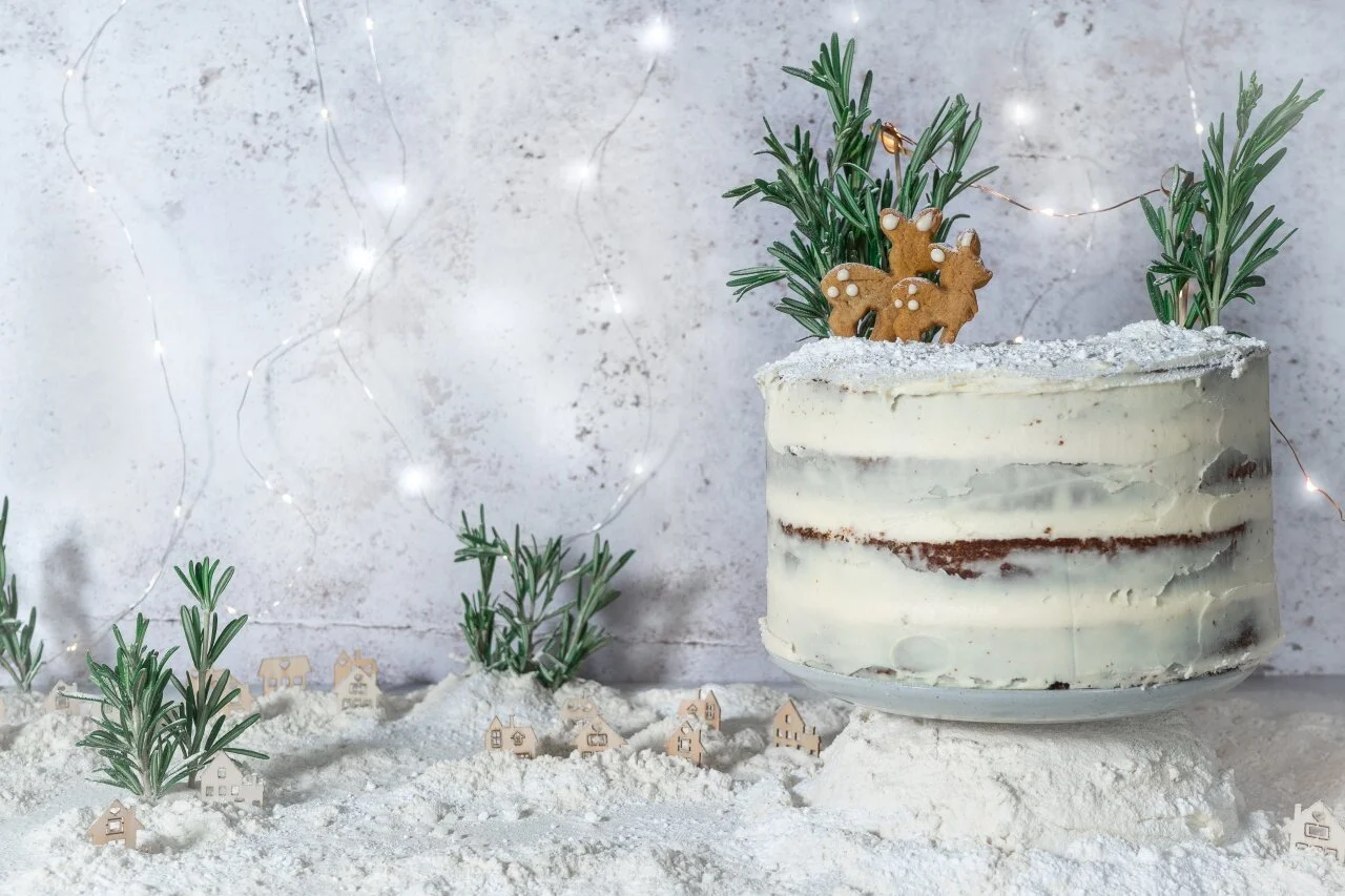 🎄Gingerbread Christmas Cake with Snowy Lemon Buttercream — A Vegan Visit