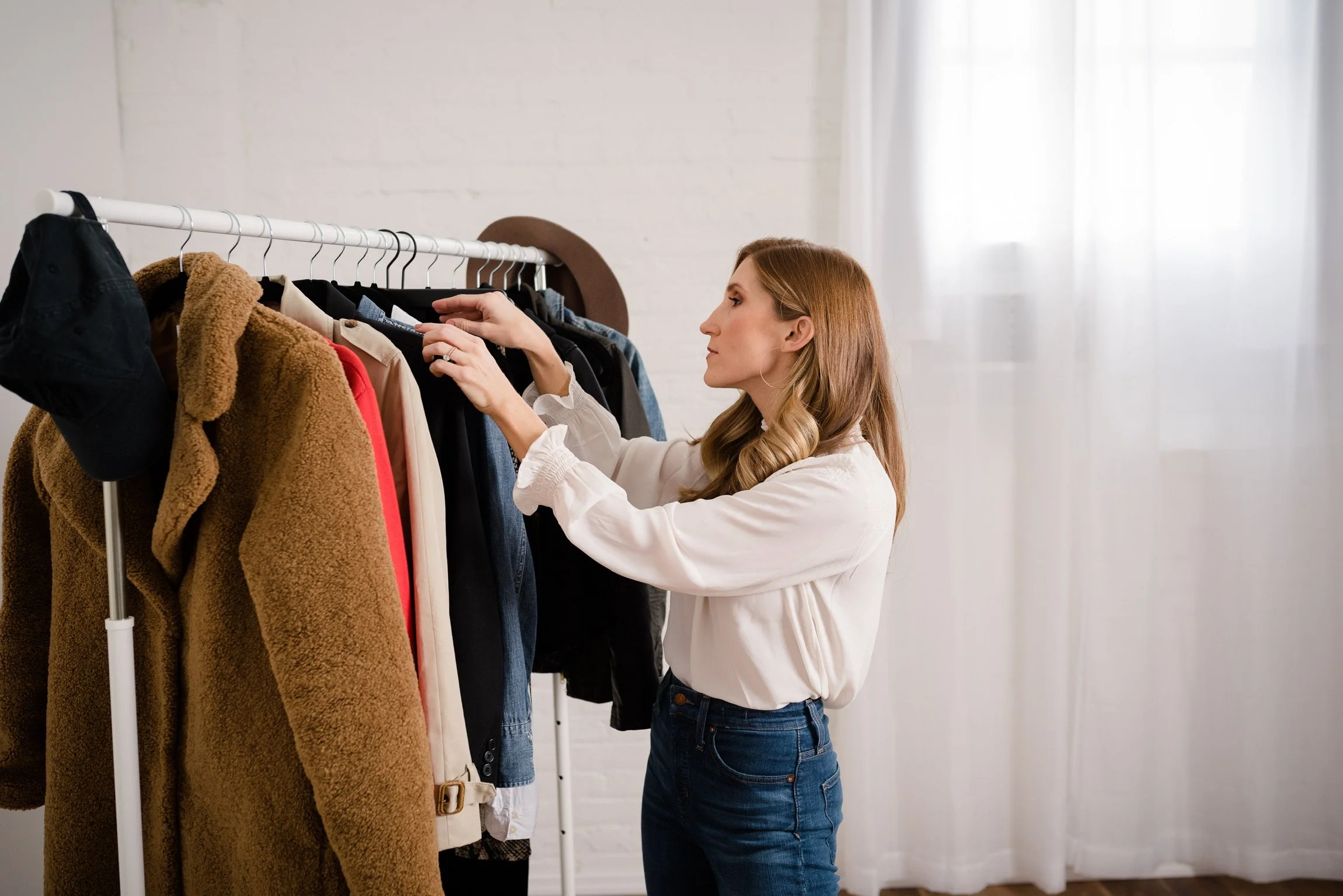 PERSONAL WARDROBE STYLIST AND FASHION CONTENT CURATOR