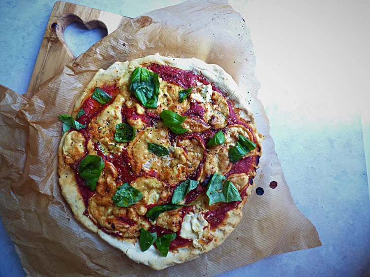 Classic pizza margherita made gluten free, vegan and low fodmap — Holly ...