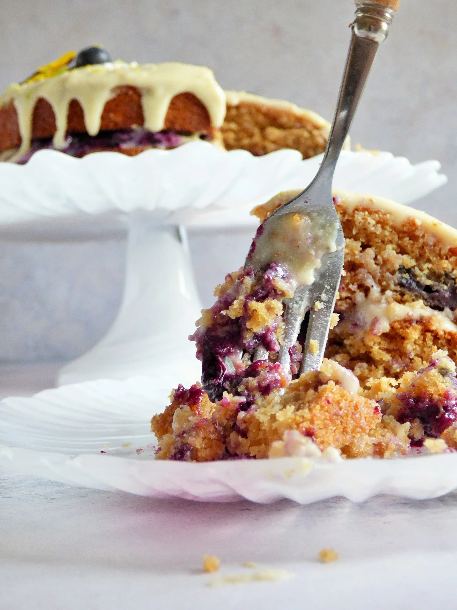 Lemon & blueberry cake with a white chocolate ganache drip — Holly Tree ...