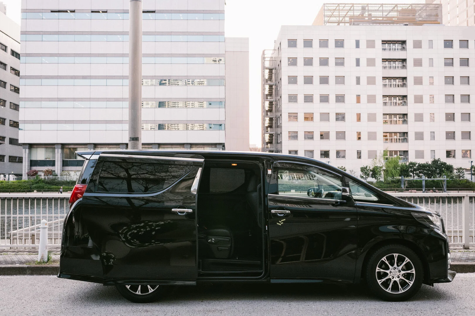 Our Fleet..車両ラインナップ..我们的车辆阵容..차량 라인업 — THE LUXURY FLEET