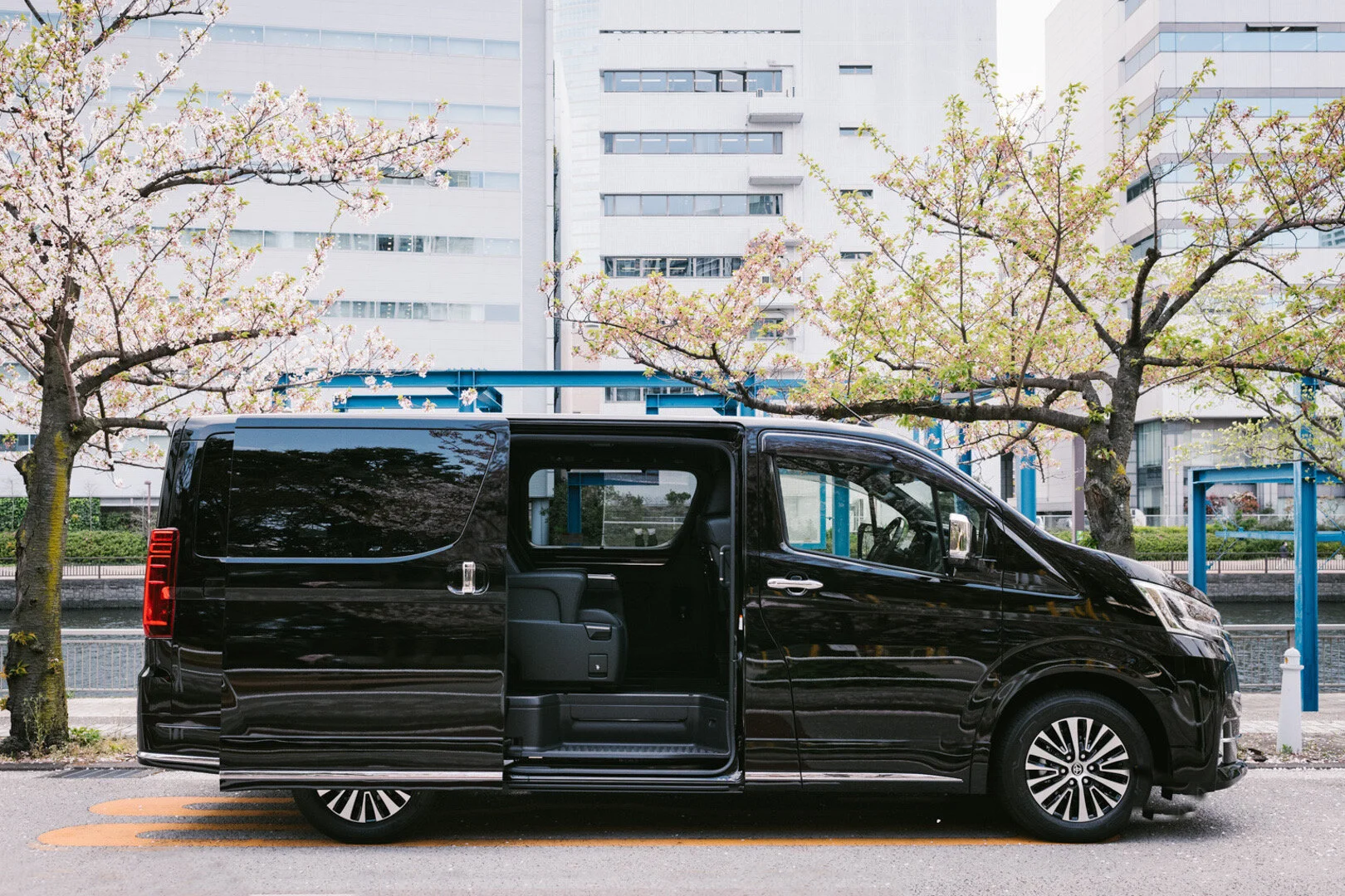 Our Fleet..車両ラインナップ..我们的车辆阵容..차량 라인업 — THE LUXURY FLEET
