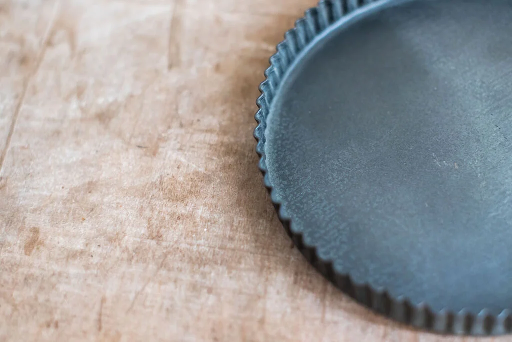 Round Scalloped Edge Tray