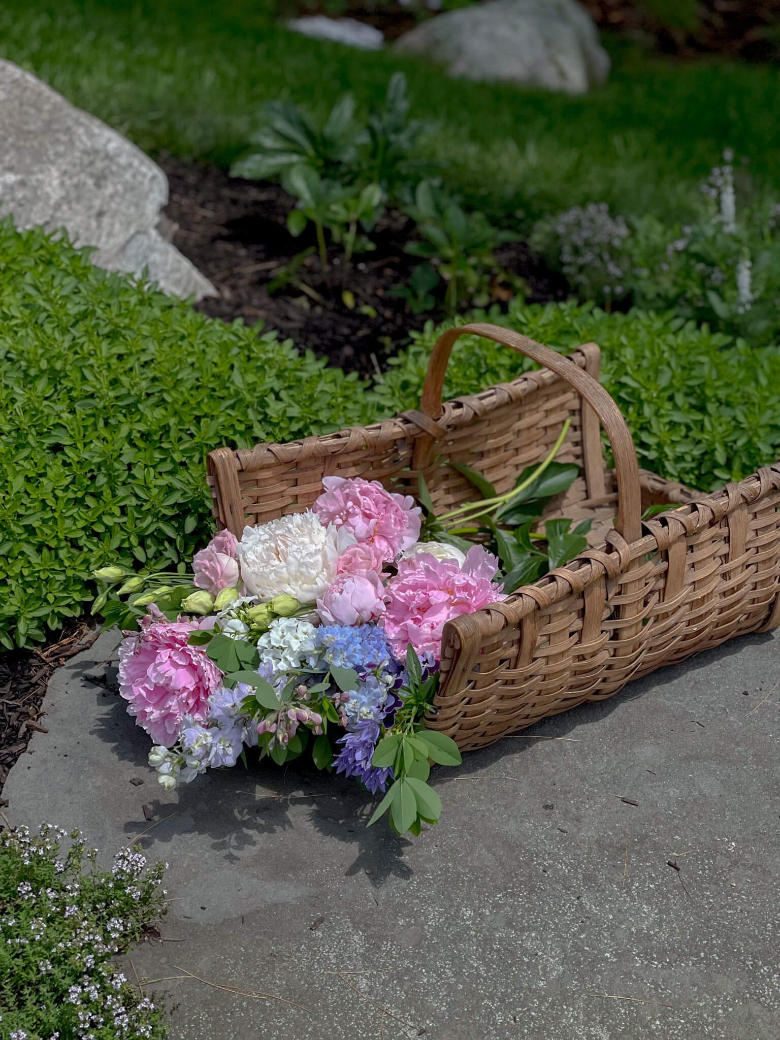 A Simple Summer Flower Arrangement Tutorial