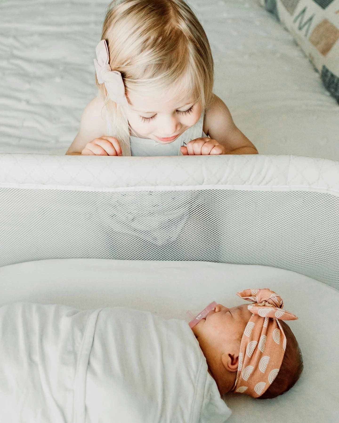 12 Sibling Newborn Photoshoot Ideas with Tips for Great Pictures — The ...