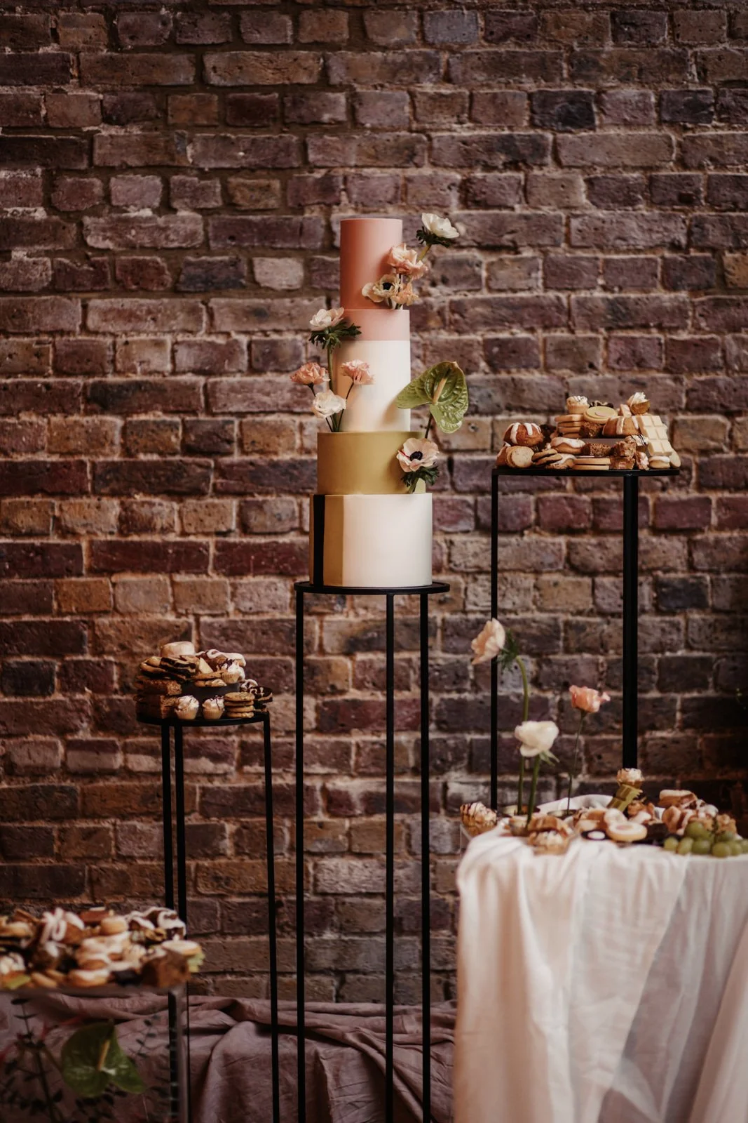 Avant garde wedding cakes | Beachweddingtips.com
