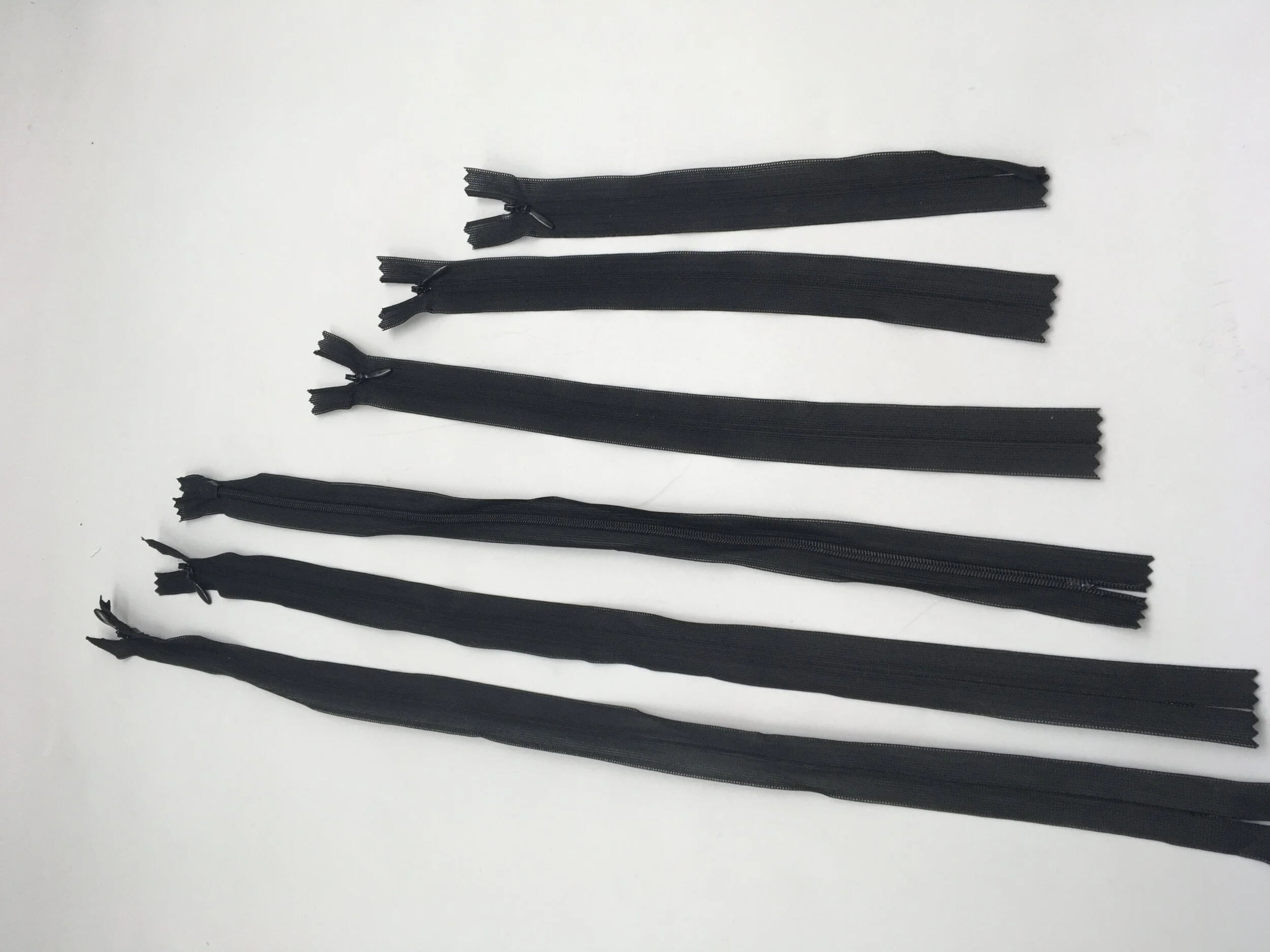 zippers/invisible/ black