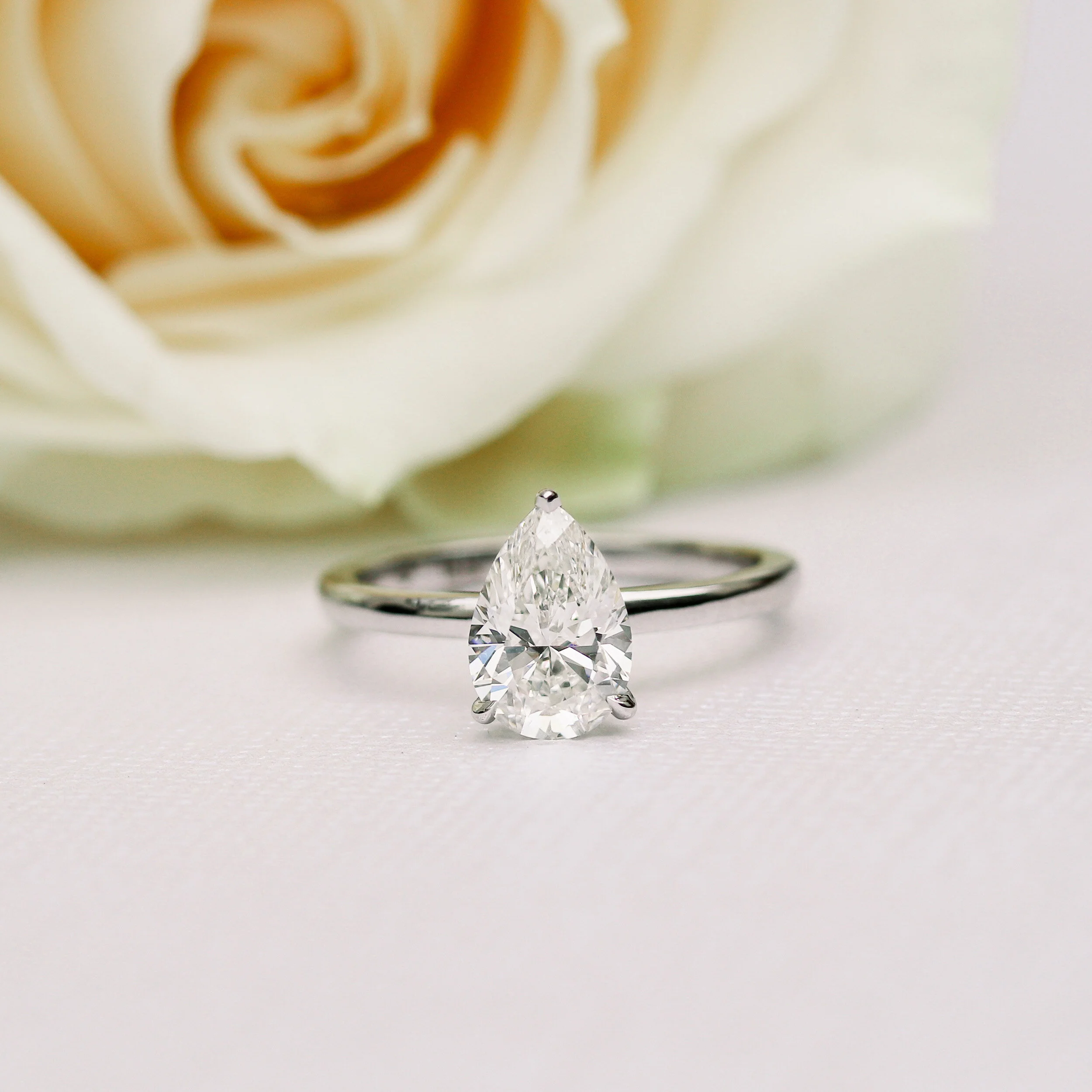 Simple solitaire pear shape engagement rings - applicationniom