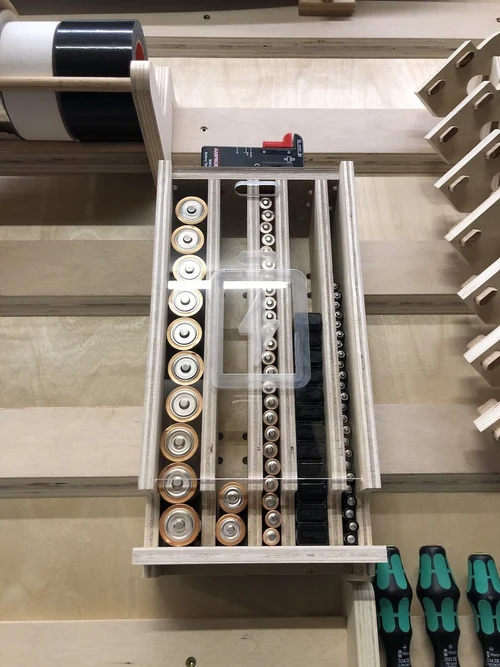 BEEZLEE CREATIONS - Battery Dispenser Designed in Fusion 360