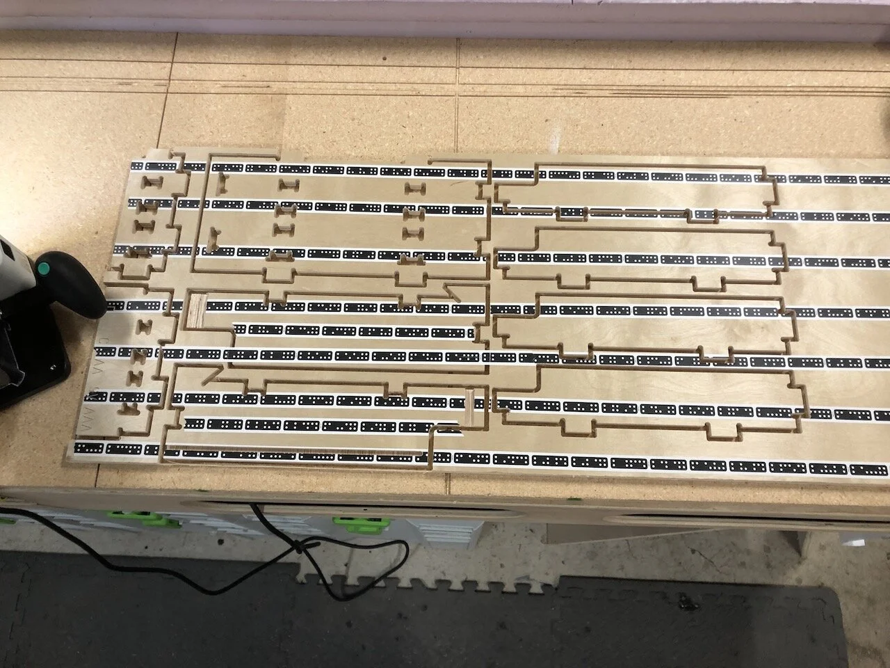 BEEZLEE CREATIONS - Battery Dispenser Designed in Fusion 360