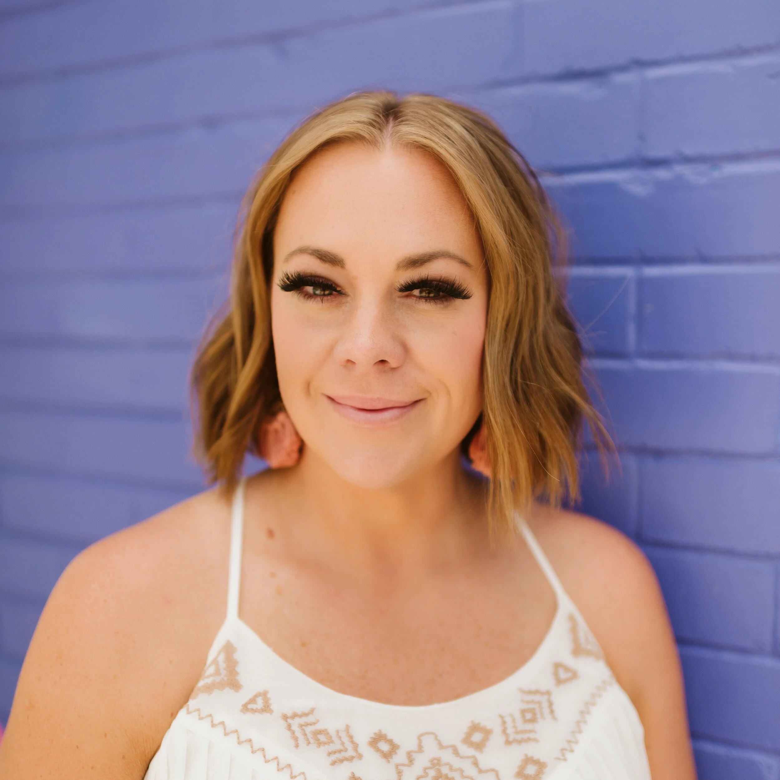 Artitst/BOOK NOW — Beauty Bee Salon