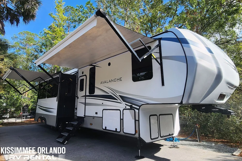 Avalanche 390DS 3 Bedroom Fifth Wheel | Kissimmee Orlando RV and Camper ...