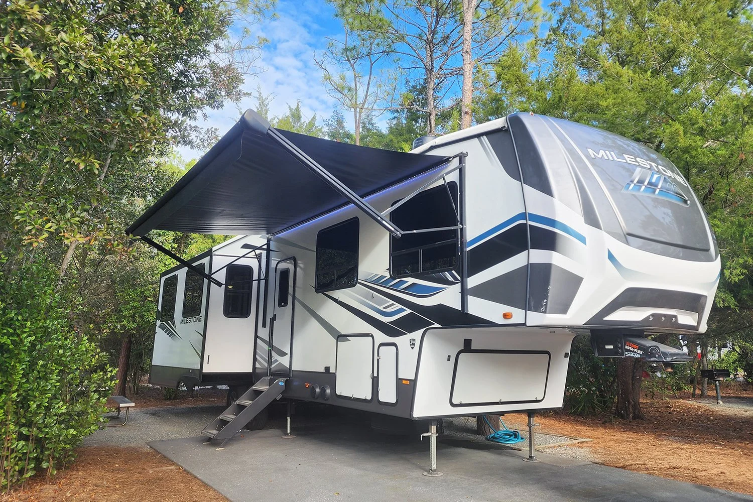 Avalanche 378BH Bunkhouse Fifth Wheel | Kissimmee Orlando RV and Camper ...