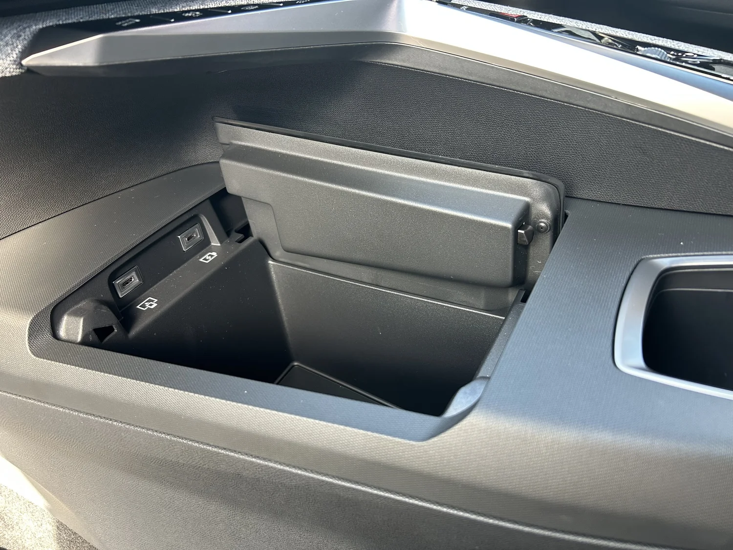 Peugeot 3008 Hybrid GT road test review: Small heart, big ambition ...