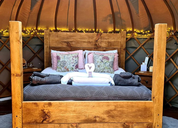 Luxury Peak District Yurts with wood fired hot tubs near Alton Towers ...