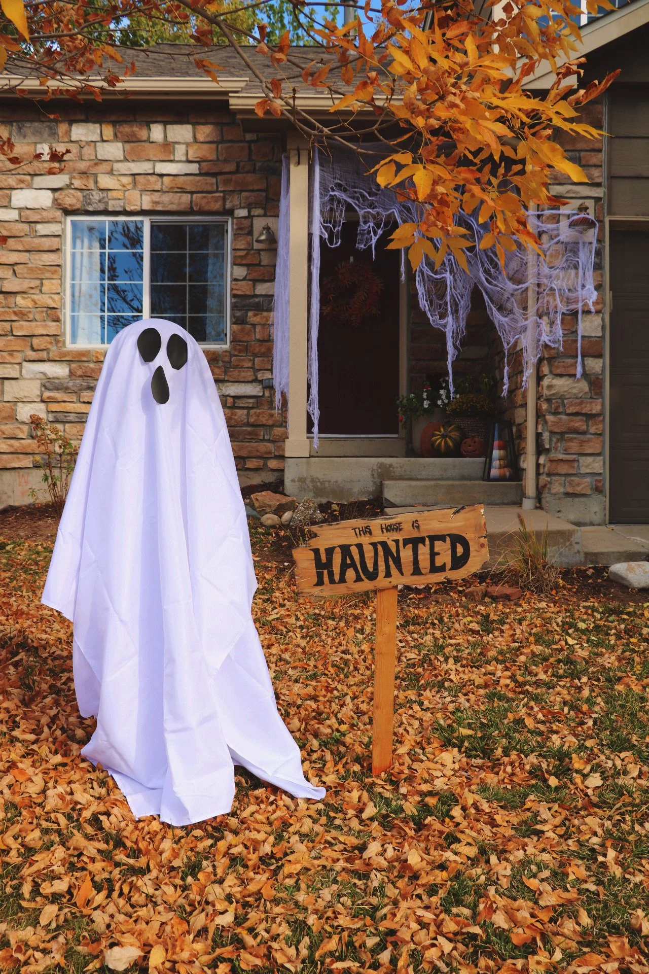 DIY Haunted House Sign — DIY DARLING