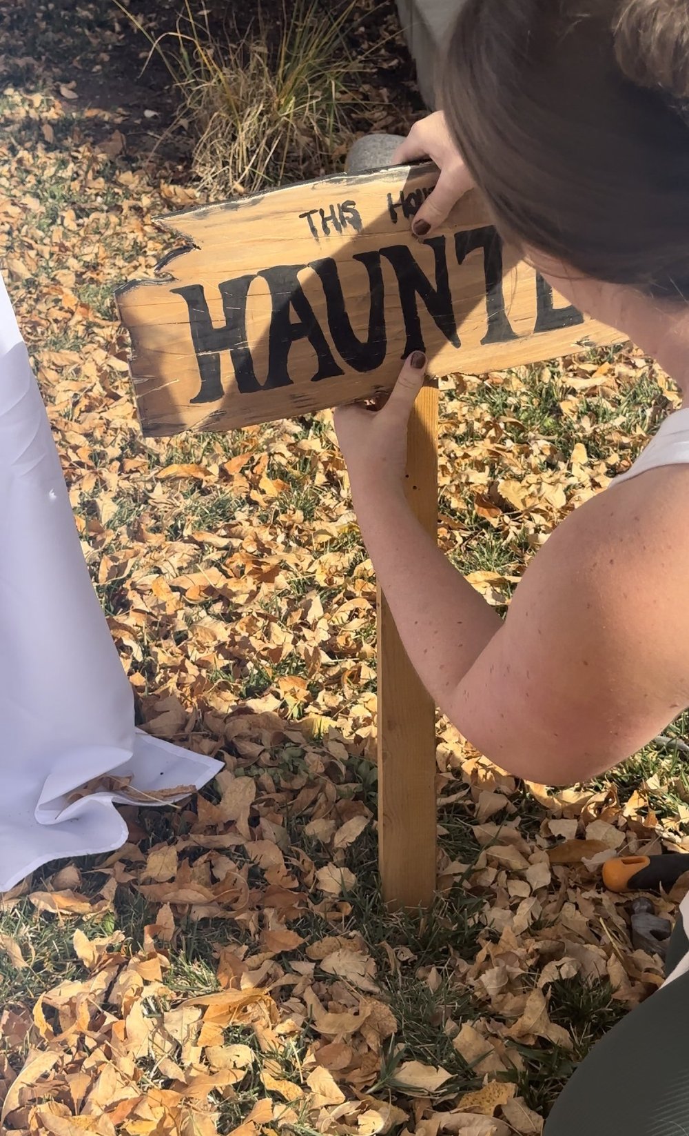 DIY Haunted House Sign — DIY DARLING