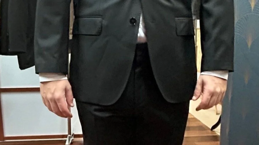 What is the correct sleeve length for a jacket? — De Oost Bespoke ...