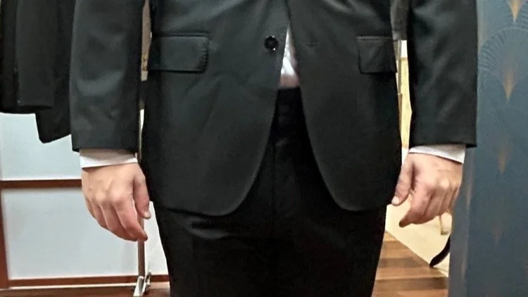 What is the correct sleeve length for a jacket? — De Oost Bespoke ...