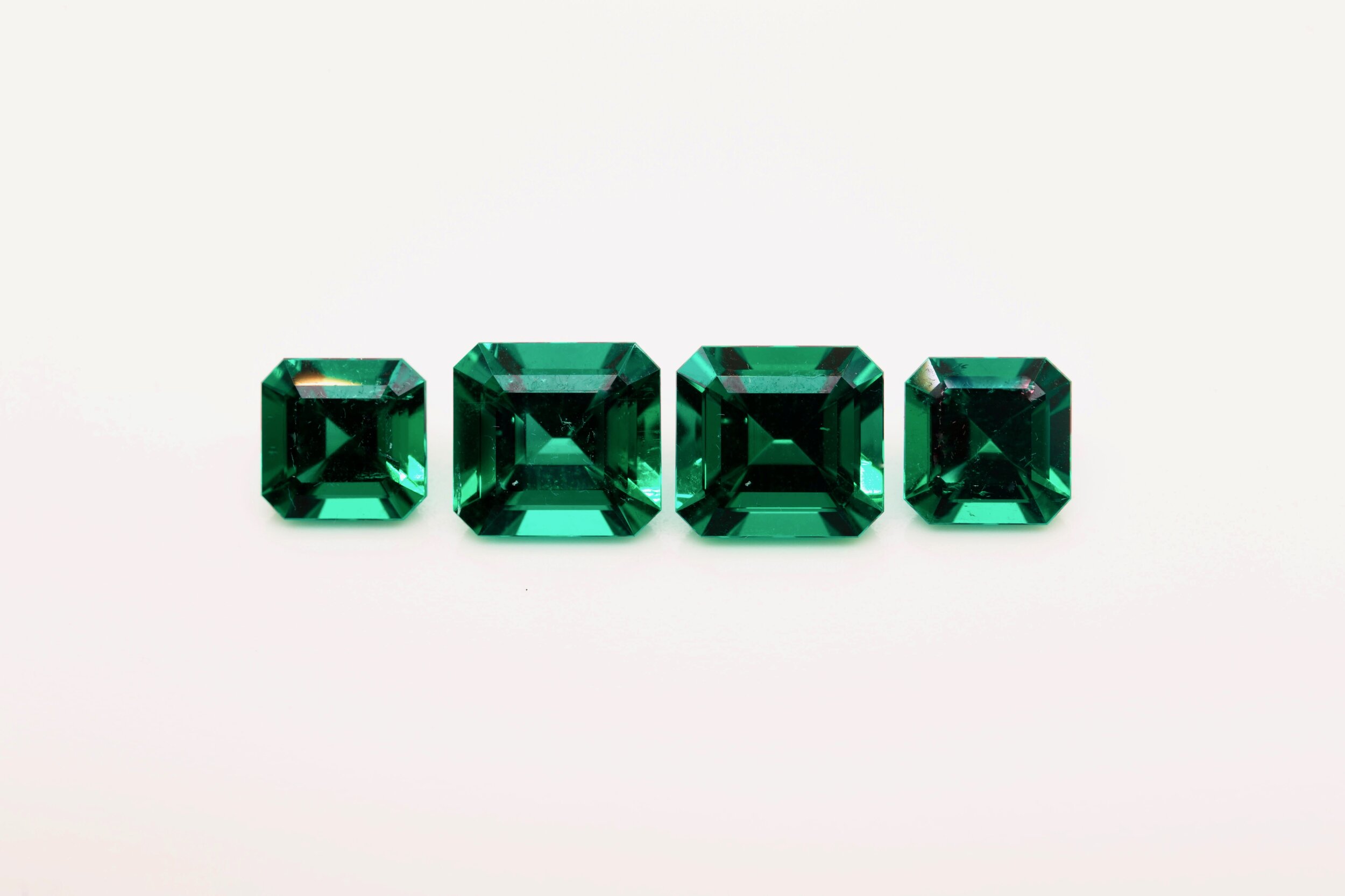 An important layout of ‘No Oil’ Colombian Emeralds