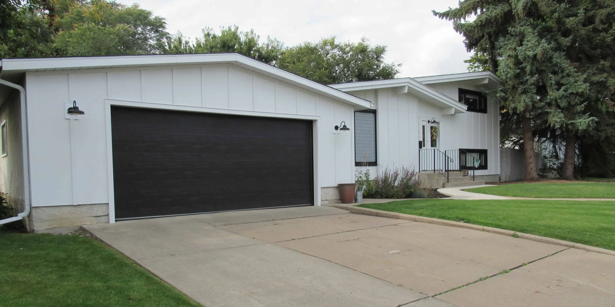 Modern Farmhouse Siding — Blue Jay Exterior Renovations