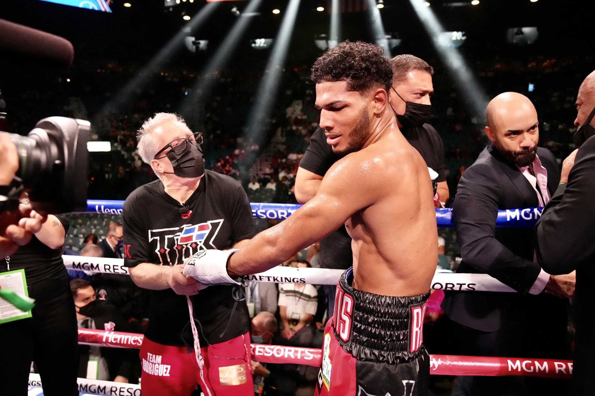 PHOTOS: Elvis Rodriguez vs Juan Pablo Romero — Crown Boxing