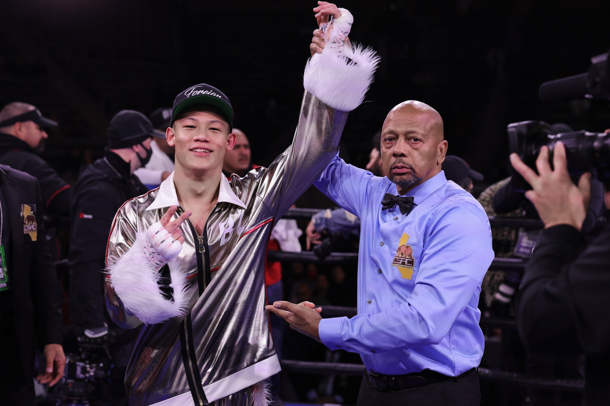 PHOTOS: Brandun Lee stops Juan Heraldez in 7 Rounds — Crown Boxing