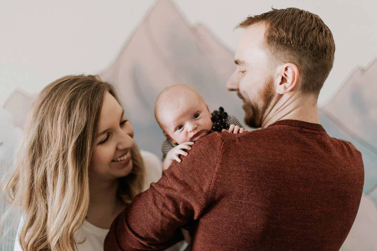 Mom and Dad had matching newborn photos, and now so does Everley ...