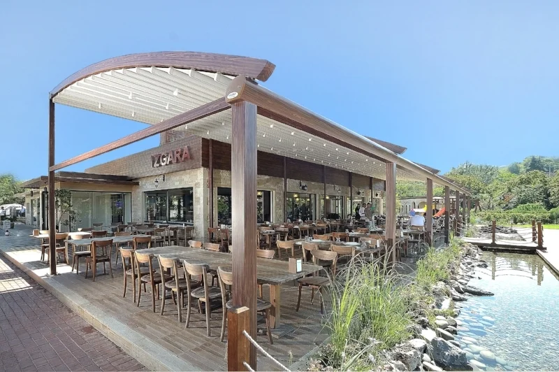 Retractable Awnings for Restaurants, Hotels, Clubs | Pergola Roof