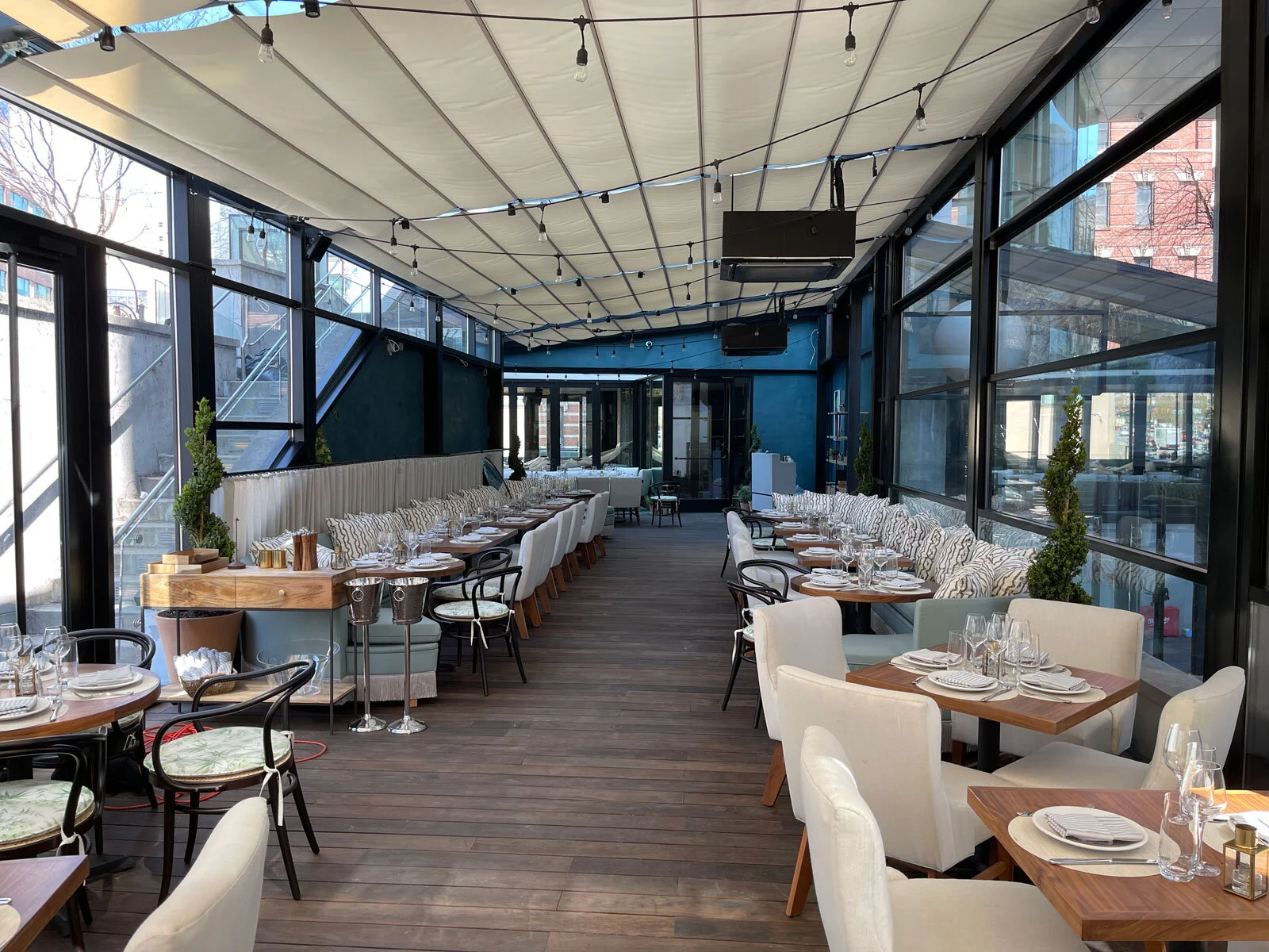 Retractable Awnings for Restaurants, Hotels, Clubs | Pergola Roof