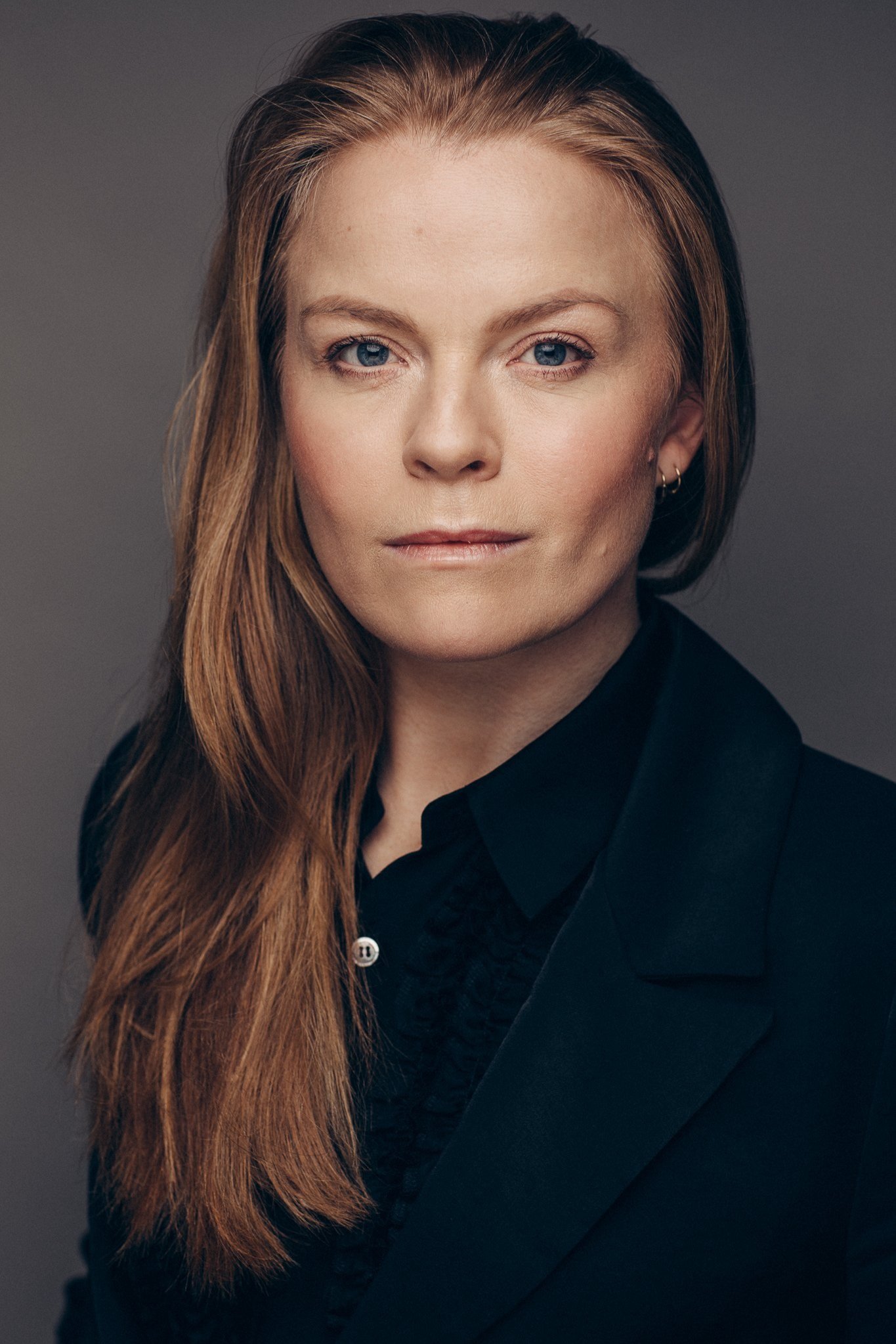 Bio & kontakt — Signe Egholm Olsen