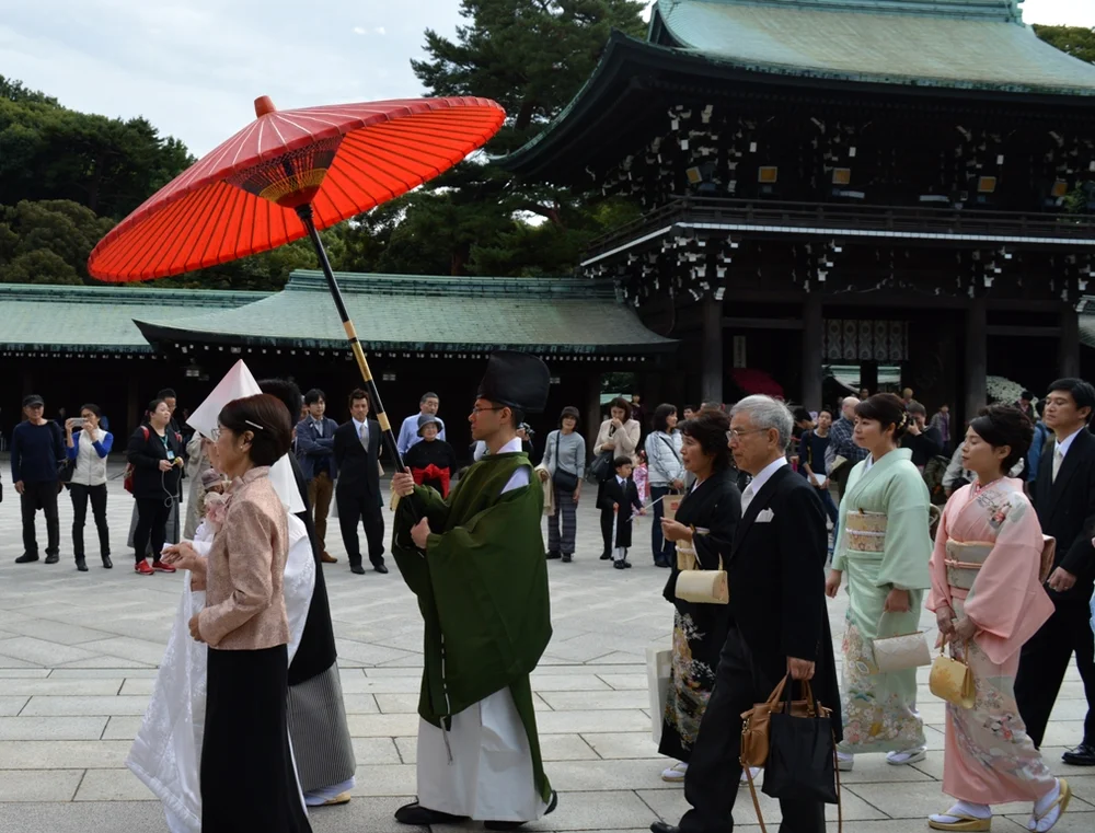 A Japanese wedding in action and our Sunday stroll in Meiji Shrine ...
