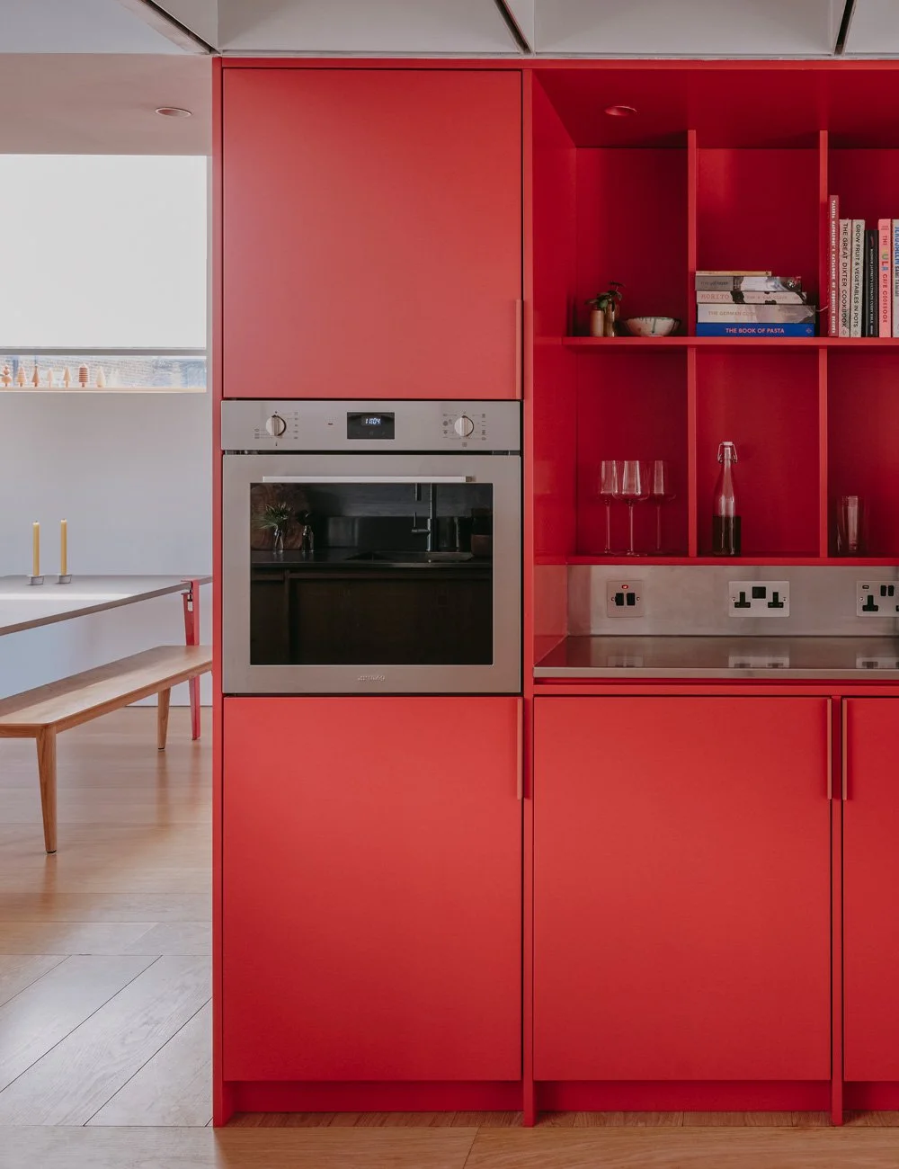 Arkitektens röda kök i Grand Designs — Nordiska Kök