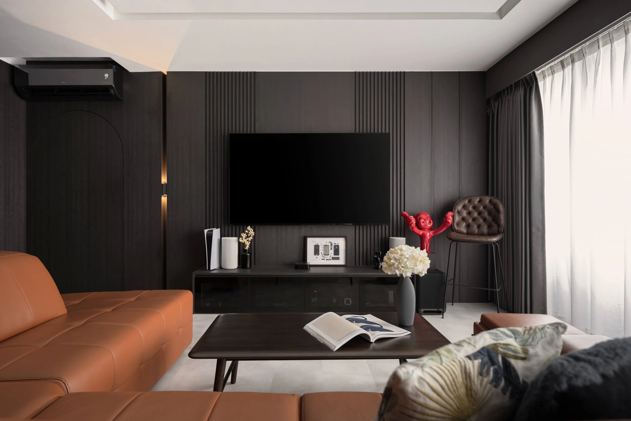 Dark Elegance Redefined: Craft Your Luxe Feature Wall (2024) — Rockin ...