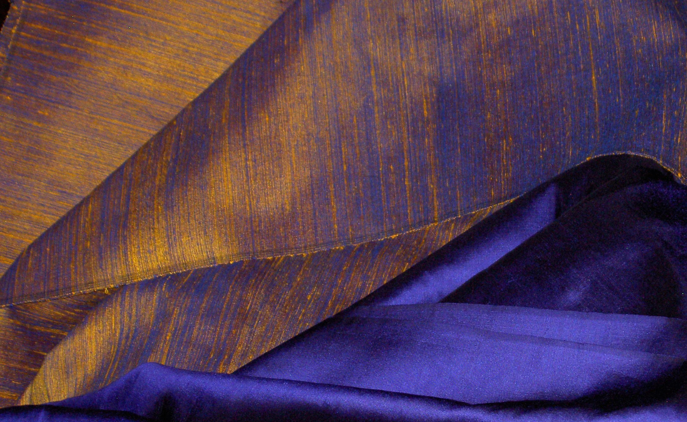 Seda cruda tejida en telares artesanales — LA RUTA DE LA SEDA