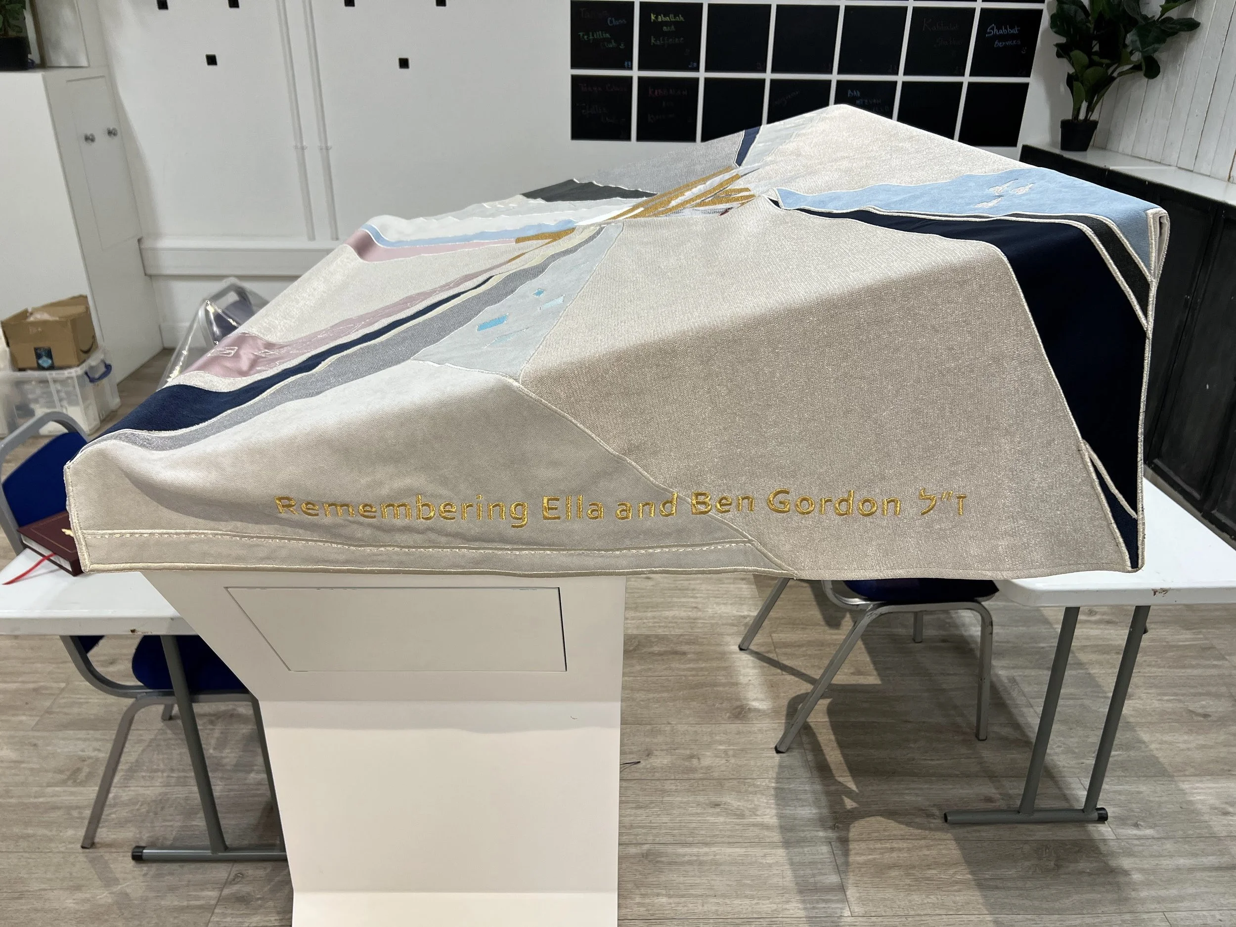 Peaceful Hungarian Parochet — Chana Gamliel