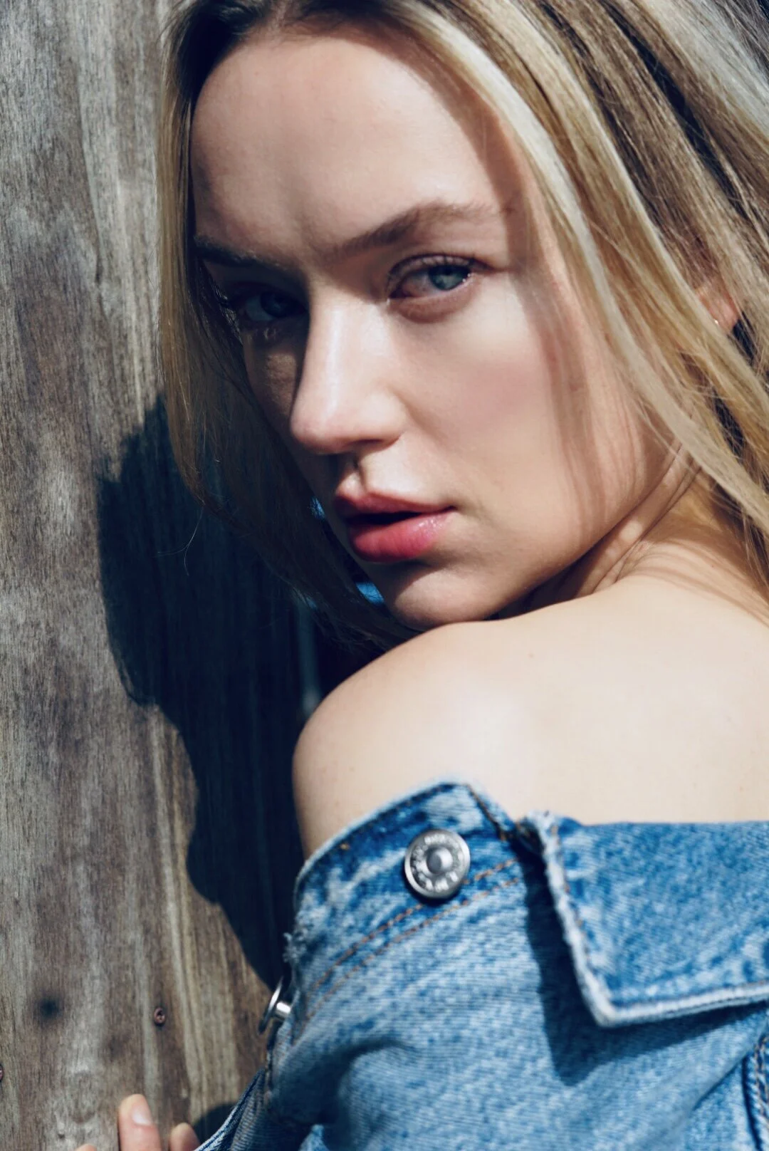 Actress Elizabeth Tate — Stylish Manner