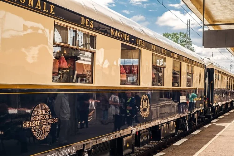 Sirkeci Station: Discover Istanbul's Orient Express Station — Mog and ...