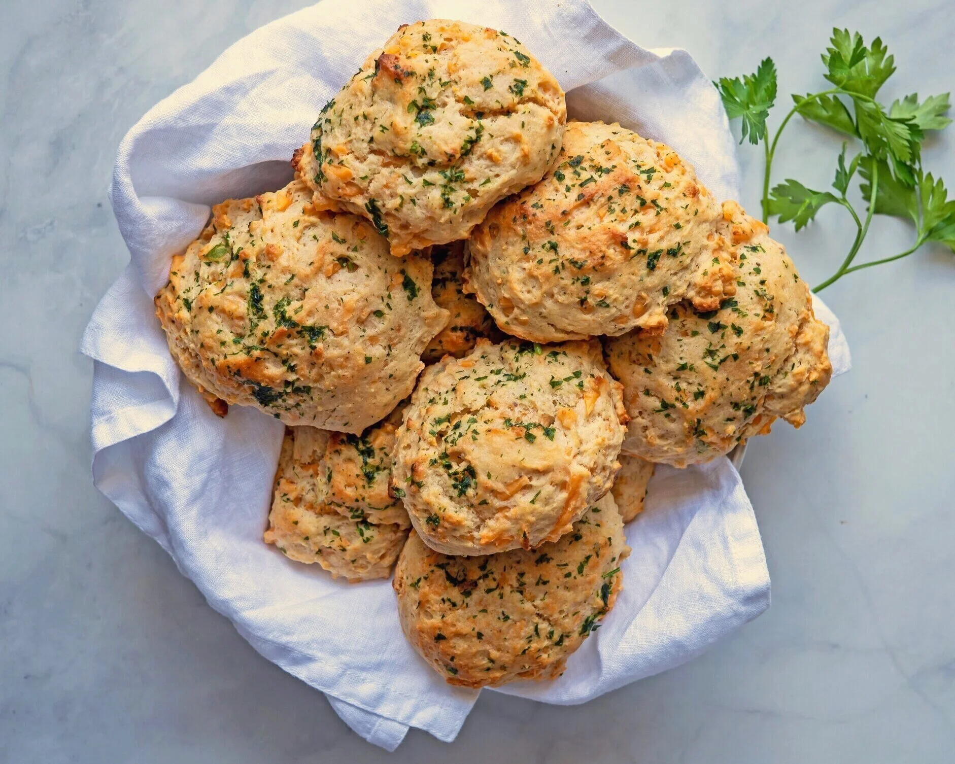 Vegan Cheddar Bay Biscuits — The Yummy Vegan