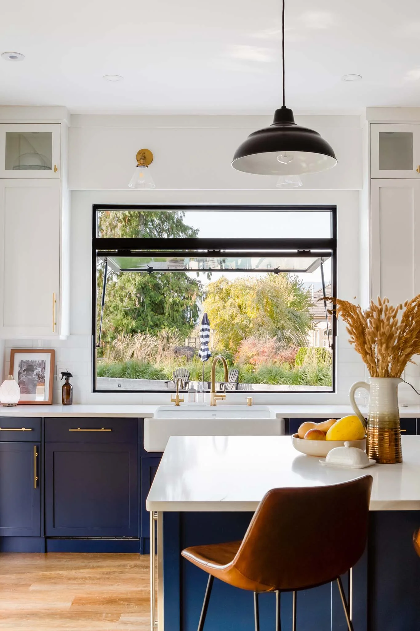 Expanse Pass Through Window System