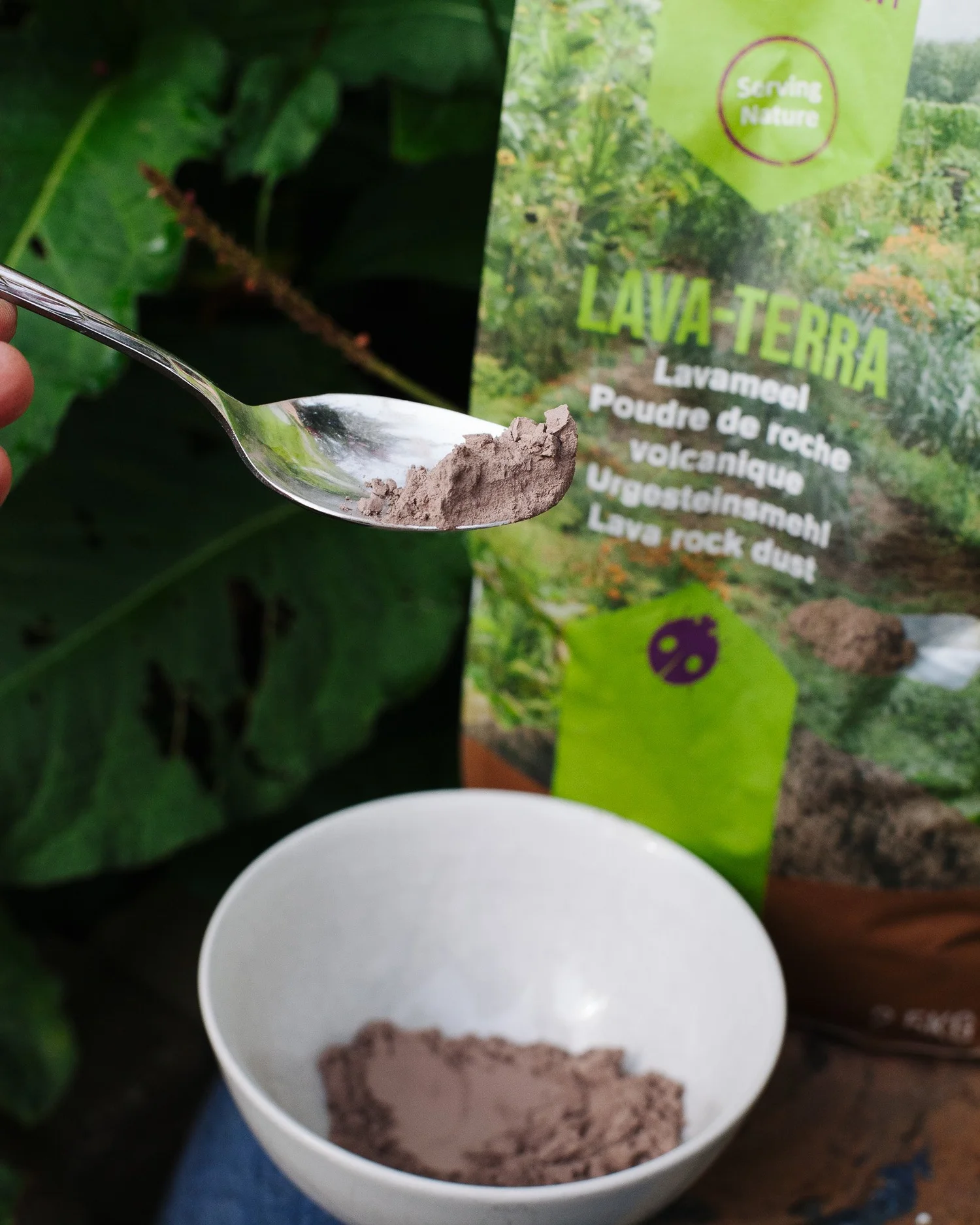 Maak je moestuin vruchtbaarder met lavameel — Mama Botanica